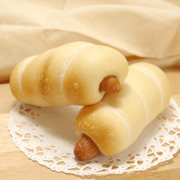 スモークな味わいのあらびきポーク100％のウインナーをプレーン生地で巻きこみました。豚肉の旨味がしっかり味わえるベーグルです。