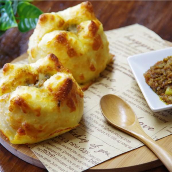 豚ひき肉を使用した野菜たっぷりのキーマカレー風ベーグル。更にカレーと相性抜群のチーズをのせてこんがり焼きました。