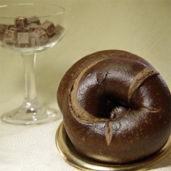 ブラックココアの生地にキューブ状のチョコレートを巻き込みました。豊かな口当たりのチョコレートがたっぷり入った贅沢なベーグルです。