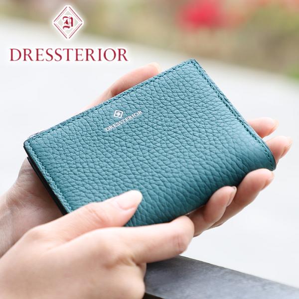 ジェンダーニュートラルをテーマとしたドレステリアの二つ折り財布。通常のタイプよりもコンパクトなサイズ感ですが、抜群の収納力があります。クラシカルな世界観もありながら上質なクオリティを実現しました。財布のフロントにある独立したメタル調のブラン...