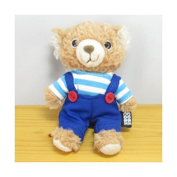 一緒にお出掛け！COBE　ぬいぐるみSキーチェーン付き！とってもキュートなサロペット姿のコービー。中はブルーとホワイトのボーダーシャツ。そして赤いボタンがポイントの青のサロペットパンツを着ています。春のお出掛けにピッタリなファッションのコー...