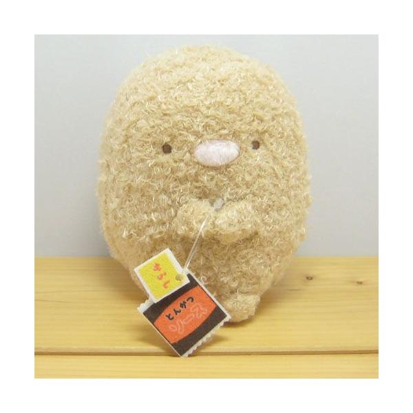 すみっコぐらしのぬいぐるみです！すみっコ好きのとってもキュートなキャラクター。すみっコぐらしの淡いブラウンのとんかつです。とんかつのはじっこ。おにく1％、しぼう99％。あぶらっこいからのこされちゃった・・・。過去のトラウマを思い出し、ときど...