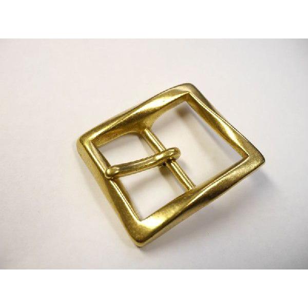 材質：真鍮無垢 サイズ：54mm×46mm ベルト幅「30mm」までのベルトでしたら取り付け可能です。重厚感あふれるバックルで、スクエア型にひねりを加えたお洒落なデザインです。只今販売中の『30mmバックル取付用牛革ベルト』 にピッタリ合い...