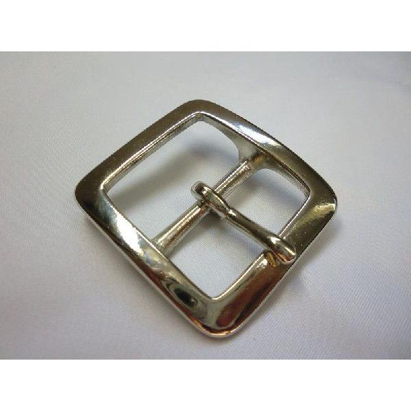 材質：真鍮製（ニッケルメッキ）サイズ：54mm×50mm ブラス（真鍮無垢）は使い込んで行くうちに徐々に色合いが濃くなっていきます。使えば使うほど表面が酸化してきて、素材本来の美しさが増していきます。ベルト幅「35mm」までのベルトでしたら...