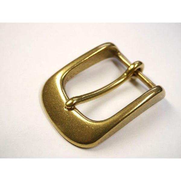 材質：真鍮無垢製サイズ：長さ56mm×幅41mm ベルト幅「30mm」までのベルトでしたら取り付け可能です。只今販売中の『30mmバックル取付用牛革ベルト』 にピッタリ合います。ベルトと合わせてご購入頂きますと、まとめて一括発送しますので、...