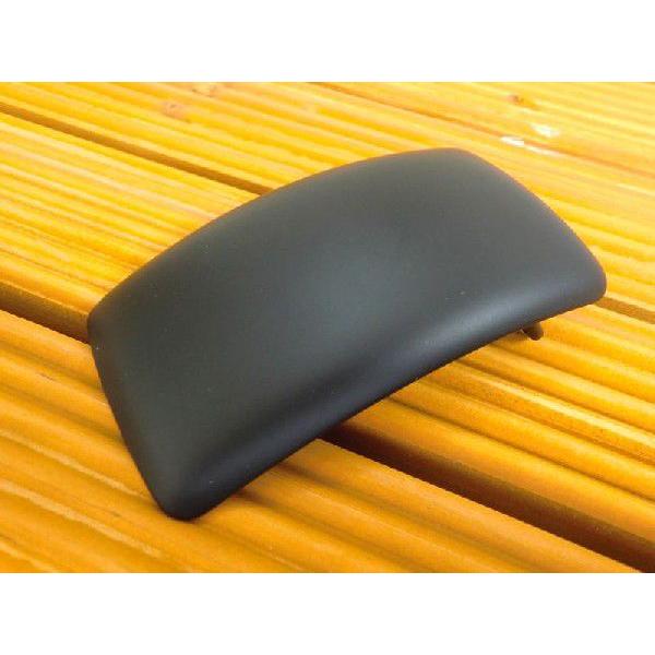 材質：真鍮製(黒色ダール加工)サイズ：長さ90mm×幅50mm こちらのバックルは、極厚のサドルレザーベルトと非常に相性抜群です。ベルト幅「40mm」までのベルトでしたら取り付け可能です。只今出品中の『40mmバックル取付用牛革ベルト』 と...