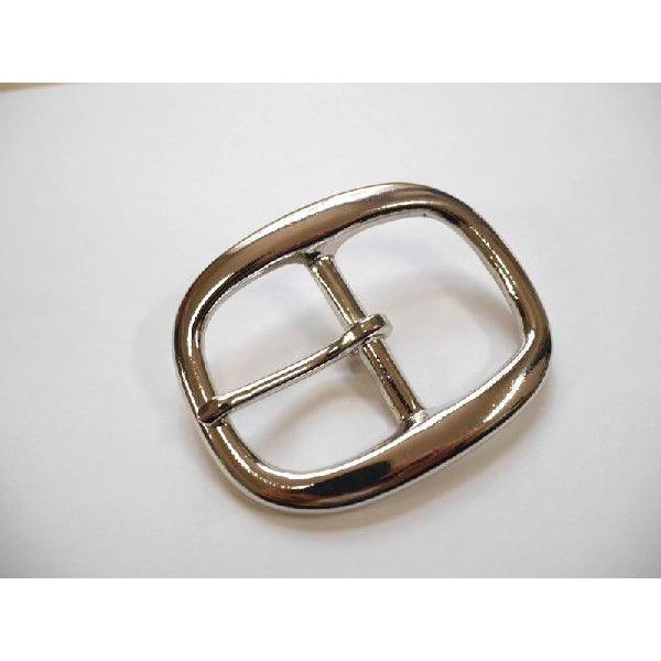 材質：真鍮製（シルバーコーティング）　サイズ：長さ7.3cm×幅6.0cm ベルト幅「40mm」までのベルトでしたら取り付け可能です。只今出品中の『40mmバックル取付用牛革ベルト』 にピッタリ合います。ベルトと合わせてご購入頂きますと、ま...
