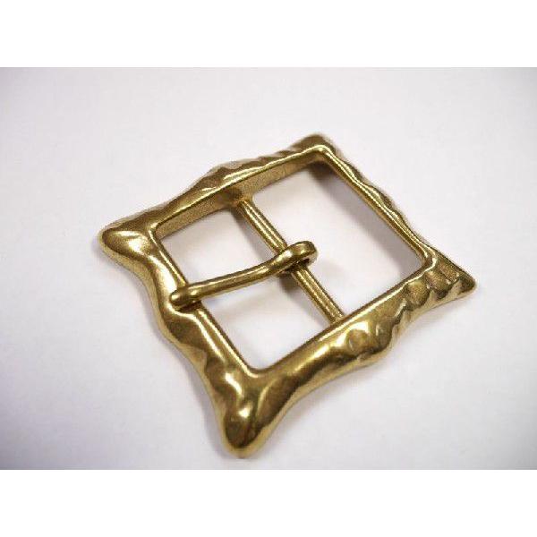 材質：真鍮製サイズ：64mm×70mm ベルト幅「40mm」までのベルトでしたら取り付け可能です。只今出品中の『40mmバックル取付用牛革ベルト』 にピッタリ合います。ベルトと合わせてご購入頂きますと、まとめて一括発送しますので、お得です。...
