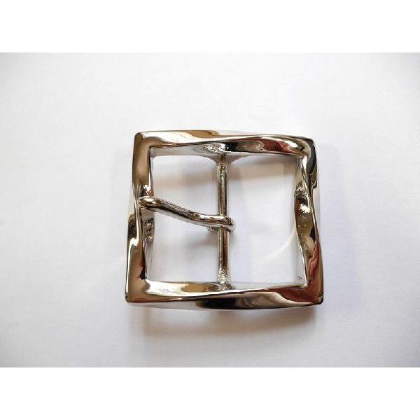 材質：真鍮無垢（シルバーメッキ） サイズ：62mm×58mm ベルト幅「40mm」までのベルトでしたら取り付け可能です。重厚感あふれるバックルで、スクエア型にひねりを加えたお洒落なデザインです。只今出品中の『40mmバックル取付用牛革ベルト...