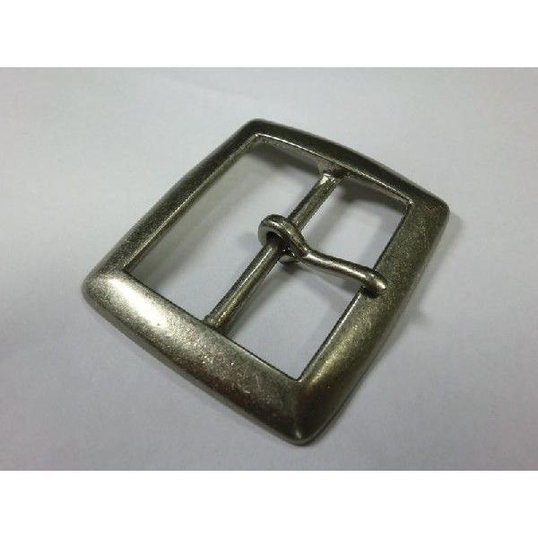 材質：真鍮製（艶消しシルバーメッキ）サイズ：72mm×64mm ベルト幅「50mm」までのベルトでしたら取り付け可能です。只今出品中の『50mmバックル取付用牛革ベルト』 にピッタリ合います。ベルトと合わせてご購入頂きますと、まとめて一括発...