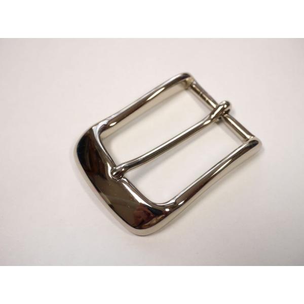 材質：真鍮製（シルバーメッキ）サイズ：長さ56mm×幅41mm ベルト幅「30mm」までのベルトでしたら取り付け可能です。只今販売中の『30mmバックル取付用牛革ベルト』 にピッタリ合います。ベルトと合わせてご購入頂きますと、まとめて一括発...