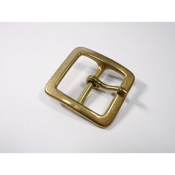 材質：真鍮無垢 サイズ：54mm×50mm ブラス（真鍮無垢）は使い込んで行くうちに徐々に色合いが濃くなっていきます。使えば使うほど表面が酸化してきて、素材本来の美しさが増していきます。ベルト幅「35mm」までのベルトでしたら取り付け可能で...