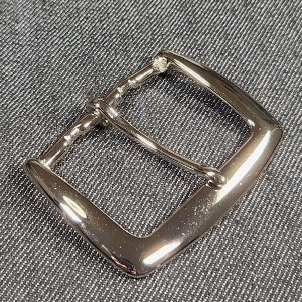 材質：真鍮製(ニッケルシルバーメッキ)サイズ：68mm×50mmベルト幅「50mm」までのベルトでしたら取り付け可能です。只今出品中の『50mmバックル取付用牛革ベルト』 にピッタリ合います。幅広の50mmには珍しい帆型のバックルですベルト...