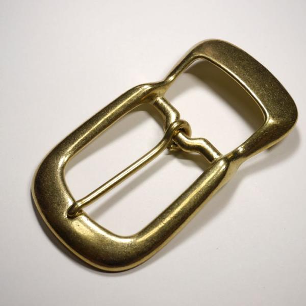 材質：真鍮製サイズ：117mm×66mm重さ：約132gインパクト抜群の縦長の変わりバックル馬具用の尾錠としても使わておりますので、非常に重厚かつ丈夫な作りですベルト幅「40mm」までのベルトでしたら取り付け可能です。只今販売中の『40mm...