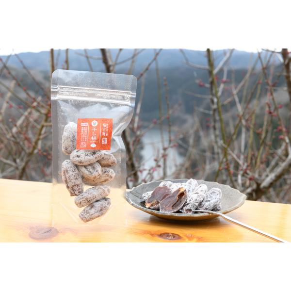 自家栽培の柿（品種名：鶴の子）を寒空で干し、長期熟成させ 干し柿にしました。表面の白い粉は、柿の糖分です。噛み応えがあり、柿本来の素朴な味わいをお楽しみいただけます。二酸化硫黄（酸化防止剤）は、一切 使用しておりませんので、安心してお召し上...