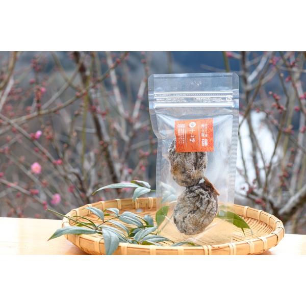 自家栽培の柿（品種名：禅寺丸）を寒空で干し、長期熟成させ 干し柿にしました。表面の白い粉は、柿の糖分です。噛み応えがあり、柿本来の素朴な味わいをお楽しみいただけます。二酸化硫黄（酸化防止剤）は、一切 使用しておりませんので、安心してお召し上...