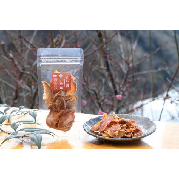自家栽培の柿を寒空で干し、長期熟成させ 干し柿チップにしました。種抜きなのでで食べやすいです。無添加なので柿本来の素朴な味わいをお楽しみいただけます。二酸化硫黄（酸化防止剤）は、一切 使用しておりませんので、安心してお召し上がりいただけます...