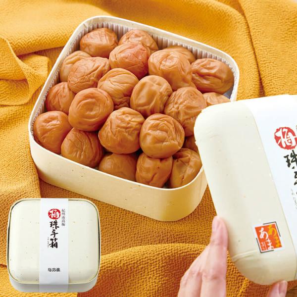 あま〜い減塩はちみつ梅【あまあま3％】塩分を控えたことで、甘みが際立ち、まろやかな甘味が口の中に広がります。角のとれた優しい装いの箱に選りすぐりの紀州南高梅をお詰めいたしました♪◆梅玉手箱　あまあま3％　600ｇ【内容量】600ｇ　【箱寸法...