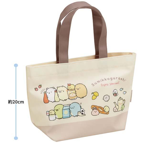 こちらの商品はポスト投函便にて発送する為、代引き決済には対応しておりません。食べ物と絡むすみっコたちに癒される、幅広い年齢が使いやすい新デザインでランチトートバッグが登場☆シンプルで持ちやすい！内ポケット付きで小さなお菓子も入れられちゃう◎...
