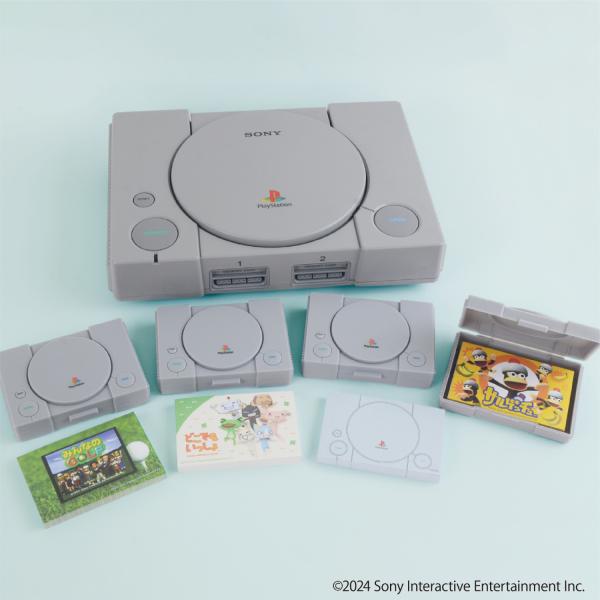 こちらの商品はポスト投函便のクリックポストにて発送する為、代引き決済には対応しておりません。初代「PlayStation」をイメージしたケースと、人気タイトル「どこでもいっしょ」、「サルゲッチュ」、「みんなのGOLF」などをイメージしたメモ...