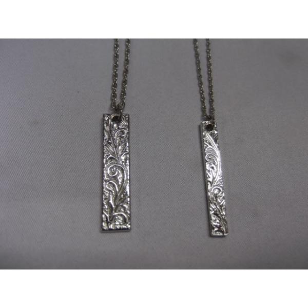 彼氏、彼女へのプレゼントに最適なペアーネックレスです。値段も手ごろですから気軽にプレゼントできる一品だと思います。きれいな化粧箱に入れてますのでそのままプレゼントにお使いいただけます。また、プレゼントだけでなくお友達と１個づつ分けてもいいで...