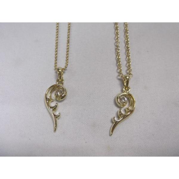 彼氏、彼女へのプレゼントに最適なペアーネックレスです。値段も手ごろですから気軽にプレゼントできる一品だと思います。きれいな化粧箱に入れてますのでそのままプレゼントにお使いいただけます。また、プレゼントだけでなくお友達と１個づつ分けてもいいで...