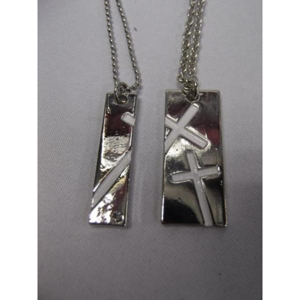 彼氏、彼女へのプレゼントに最適なペアーネックレスです。値段も手ごろですから気軽にプレゼントできる一品だと思います。きれいな化粧箱に入れてますのでそのままプレゼントにお使いいただけます。また、プレゼントだけでなくお友達と１個づつ分けてもいいで...