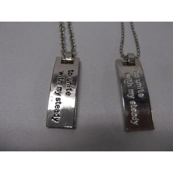 彼氏、彼女へのプレゼントに最適なペアーネックレスです。値段も手ごろですから気軽にプレゼントできる一品だと思います。きれいな化粧箱に入れてますのでそのままプレゼントにお使いいただけます。また、プレゼントだけでなくお友達と１個づつ分けてもいいで...