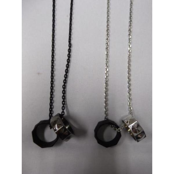 彼氏、彼女へのプレゼントに最適なペアーネックレスです。値段も手ごろですから気軽にプレゼントできる一品だと思います。きれいな化粧箱に入れてますのでそのままプレゼントにお使いいただけます。また、プレゼントだけでなくお友達と１個づつ分けてもいいで...