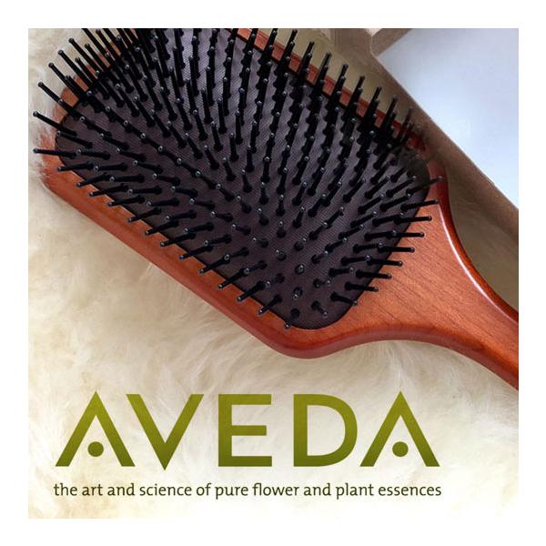 ピュアな花と植物エッセンスから生まれた美と科学」を実践するアヴェダ。全長：約25.5cm ブラシ部長：横幅 約9cm大きめサイズで頭皮マッサージが気持ちいい！木製スタイリングブラシ。頭皮と髪に心地よいハニーウッド製のブラシです。ブラッシング...