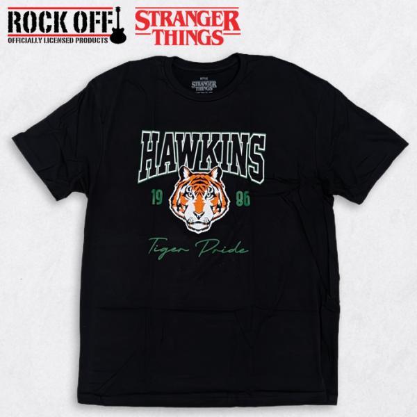 【ITEM】いかにもなキャラTやカレッジTシャツはちょっと…という大人の方にもおすすめ。STRANGER THINGS劇中の舞台『ホーキンス高校』の体育会系スウェットを再現したデザインのカレッジTシャツはいかがでしょう。胸に刻印された『19...