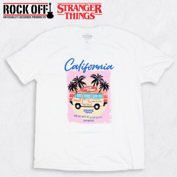 【ITEM】見ているだけでピザの香りと80sポップが漂ってきそう。暗い展開が続くシーズン4における癒やし的存在でもあるピザ屋「サーファーボーイピザ（Surfer Boy Pizza）」がヴィンテージ感あふれるデザインのTシャツです。カリフォ...