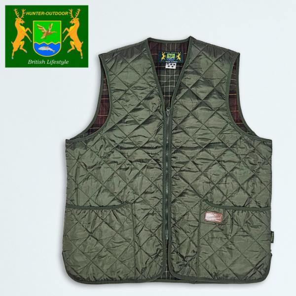 【ITEM】英国ブランド HUNTER OUTDOOR が手掛けるクラシックなキルティングベストです。表地は耐久性に優れたポリエステル、裏地にはブランド定番のチェック柄をあしらい、アウトドアシーンはもちろん、カジュアルな日常使いにもマッチす...