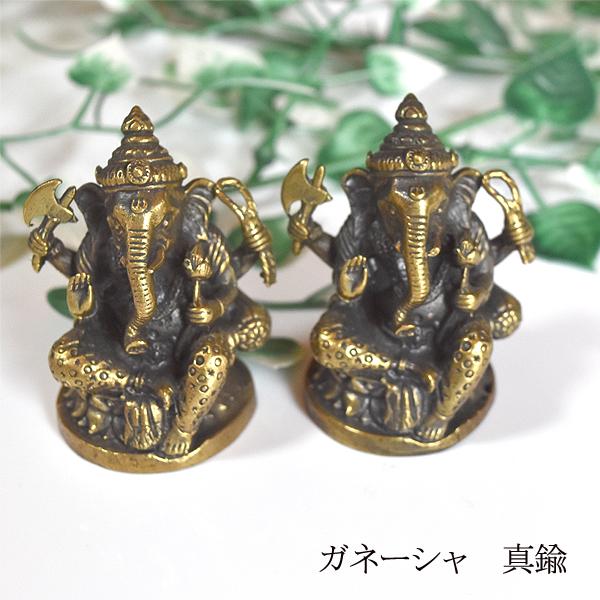 真鍮でできてる神様シリーズ。インテリアにもお守りにも！！《ガネーシャ》とは、古来よりインドで信奉されているヒンドゥー教の神。その名は、サンスクリット語で「群衆（ガナ）の主（イーシャ）」を意味しています。太鼓腹の人間の体に、片方の牙が折れたゾ...