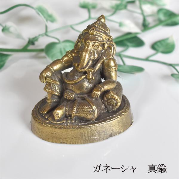 真鍮でできてる神様シリーズ。インテリアにもお守りにも！！《ガネーシャ》とは、古来よりインドで信奉されているヒンドゥー教の神。その名は、サンスクリット語で「群衆（ガナ）の主（イーシャ）」を意味しています。太鼓腹の人間の体に、片方の牙が折れたゾ...