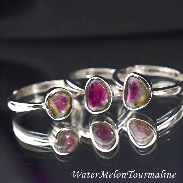 [商品説明]ウォーターメロントルマリンはグリーントルマリンの内部に赤やピンクのトルマリンを内包したものです。この2つの色のトルマリンは陰陽のバランスを象徴しており、持つ人のあらゆるバランスをとる手助けをしてくれるでしょう。愛情表現を豊かにさ...