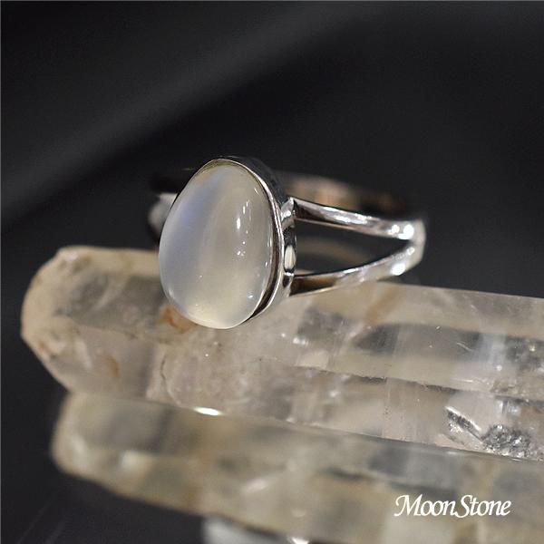 [商品説明]ムーンストーンは、古くから神秘的な力を秘めた石として人々に愛されてきました。『月』は女性性の象徴であり、そのエネルギーを持つとされるこの石は、女性をサポートしてくれる力にあふれています。『恋人たちの石』『愛を伝える石』とも言われ...