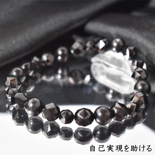 【商品説明】ブラックスピネルは個性を伸ばし、自己実現を助ける石とされています。そしてブラックスターは、分析力を高める効果があります。これらを組み合わせることで、よく考え、自信を持って積極的に行動できるようになる効果が期待できます。仕事や人間...