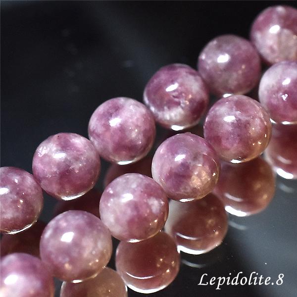 [商品説明]レピドライトの名前に由来はギリシア語で魚の鱗（うろこ）を指す「lepidos」だとされています。 実際に間近でみると、キラキラと光る鱗のように見える綺麗な姿をしています。レピドライトは「変革のパワーストーン」といわれるほど、今陥...