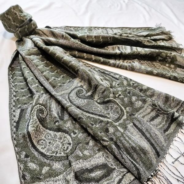 優しい質感で肌ざわりが良く、南国の花や植物の模様が織り込まれた上品な大判サイズのショールです。首元に華やかさをプラスし、おしゃれを楽しめる1枚です。また、朝と夜・中と外の温度変化が多いこれからの季節には、ひざ掛けとして便利にお使いいただけま...