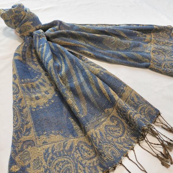 優しい質感で肌ざわりが良く、南国の花や植物の模様が織り込まれた上品な大判サイズのショールです。首元に華やかさをプラスし、おしゃれを楽しめる1枚です。また、朝と夜・中と外の温度変化が多いこれからの季節には、ひざ掛けとして便利にお使いいただけま...