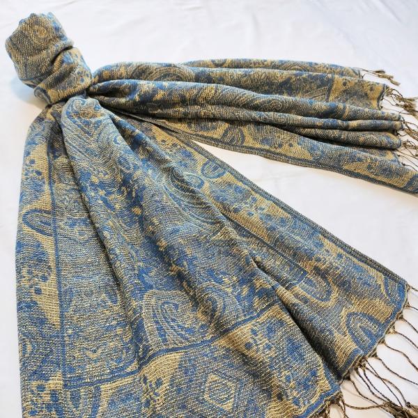 優しい質感で肌ざわりが良く、南国の花や植物の模様が織り込まれた上品な大判サイズのショールです。首元に華やかさをプラスし、おしゃれを楽しめる1枚です。また、朝と夜・中と外の温度変化が多いこれからの季節には、ひざ掛けとして便利にお使いいただけま...