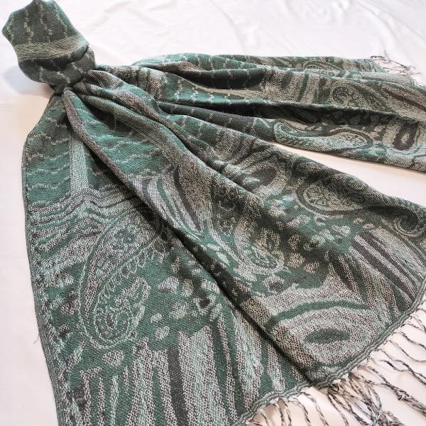 優しい質感で肌ざわりが良く、南国の花や植物の模様が織り込まれた上品な大判サイズのショールです。首元に華やかさをプラスし、おしゃれを楽しめる1枚です。また、朝と夜・中と外の温度変化が多いこれからの季節には、ひざ掛けとして便利にお使いいただけま...