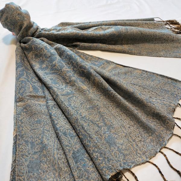 優しい質感で肌ざわりが良く、南国の花や植物の模様が織り込まれた上品な大判サイズのショールです。首元に華やかさをプラスし、おしゃれを楽しめる1枚です。また、朝と夜・中と外の温度変化が多いこれからの季節には、ひざ掛けとして便利にお使いいただけま...