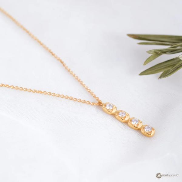 スナカジュエリー インドネシア シルバー925 キュービックジルコニア バーネックレス 4粒タイプ ゴールド 海外直送品シルバークラフトショップ スナカジュエリーより、「Bar Permata White Zircon コレクション」のネッ...