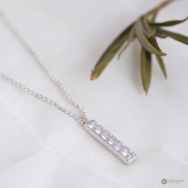 スナカジュエリー インドネシア シルバー925 キュービックジルコニア バーネックレス 6粒タイプ シルバー 海外直送品シルバークラフトショップ スナカジュエリーより、「Bar Permata White Zircon コレクション」の6粒...