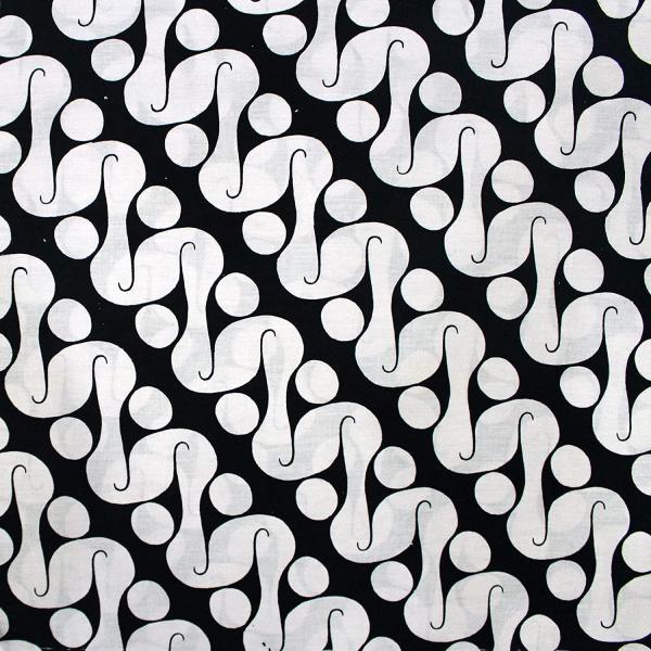 丸みが特徴的なパラン柄のモチーフ パターン１ パラン柄は写真で見るよりも大きいです。この商品は、コットン 100％のプリントバティックこの生地の特徴として、肌触りは柔らかであり、服飾生地やカバーなど幅広くお使いいただけます。【サイズ】 長さ...