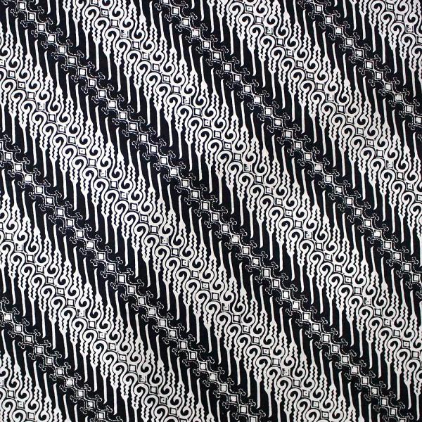 パラン柄のモチーフ パターン２この商品は、コットン 100％のプリントバティックこの生地の特徴として、肌触りは柔らかであり、服飾生地やカバーなど幅広くお使いいただけます。【サイズ】 長さ 約200cm × 106cm　手での裁断を行っている...