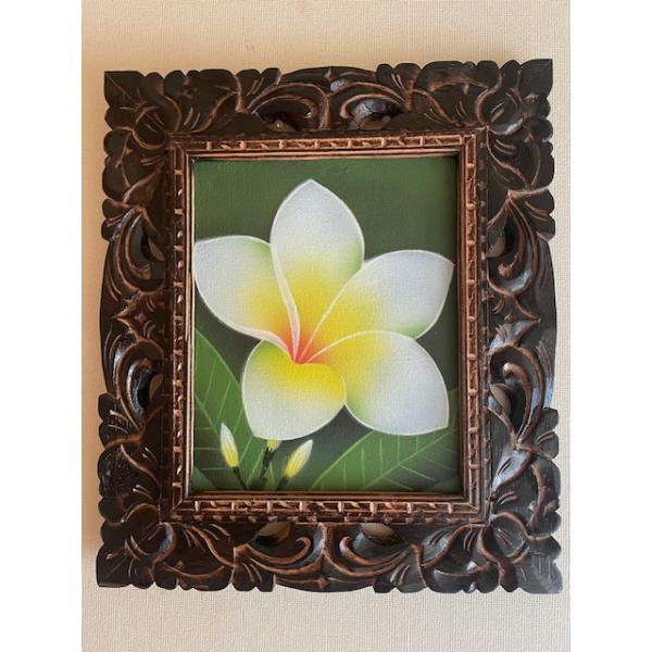 2本のピンで掛けられるお手軽バリアート木彫りフレームとプルメリアで南国ムードたっぷりのインテリアフレームサイズ　約３８ｃｍｘ３３ｃｍ手書きのため微妙な違いがございますことご了承くださいませこの商品は沖縄、離島への発送ができません