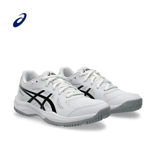 ジュニア向けに設計されており、大型メッシュウィンドウを採用することで、通気性と軽量性を追求しております。 正しいステップワークを身に着けるべく、中足部の補強を強化することで横方向への安定性を実現し、急な動きやストップ時のサポート性と安定性を...